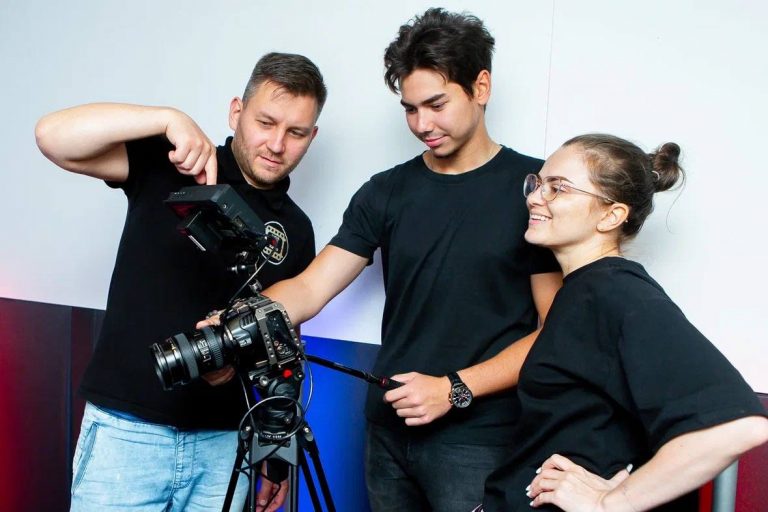 Кто снимает кино: ключевые должности в киноиндустрии и участники ...